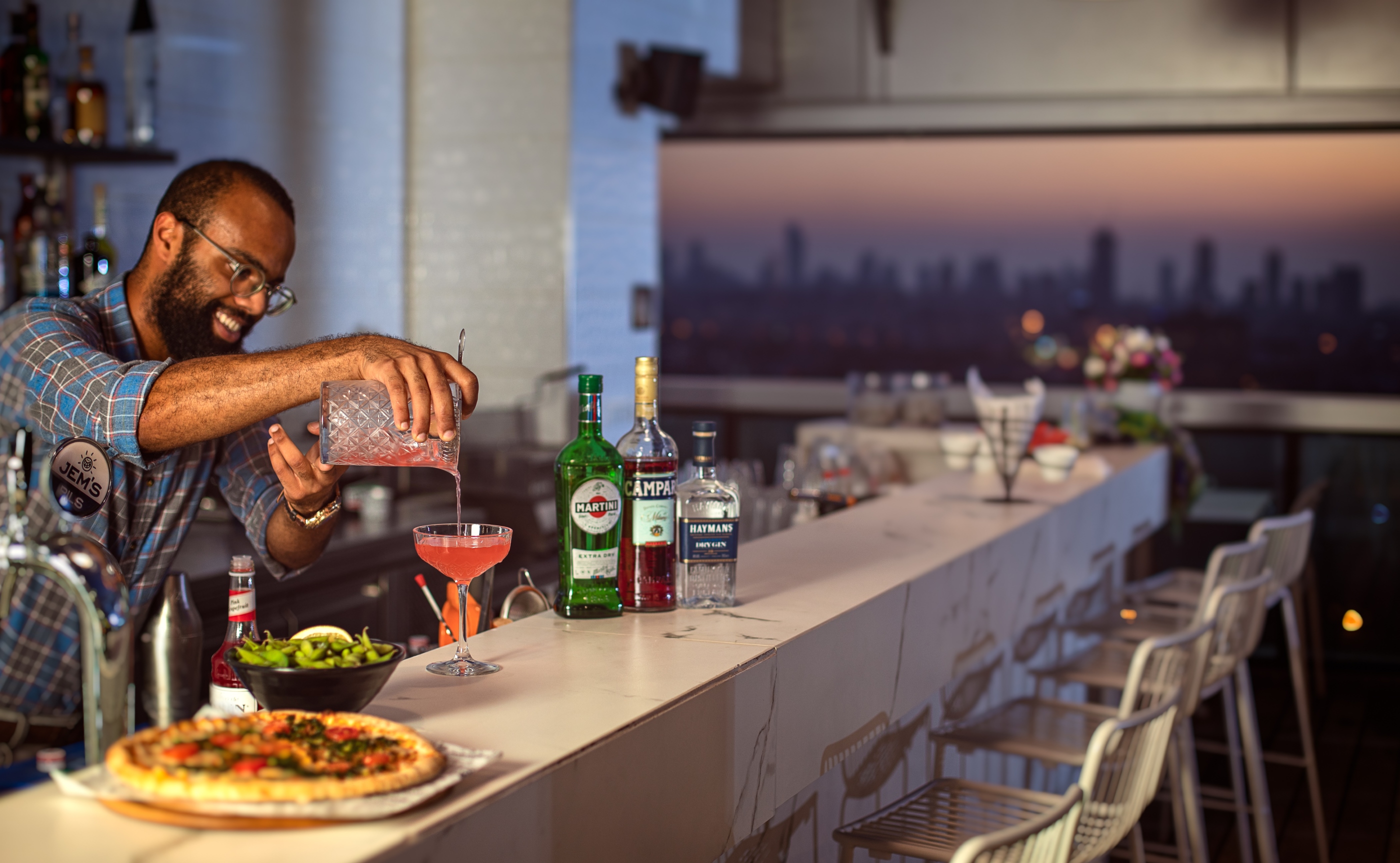 סקיי לאונג' ובר (Sky Lounge & Bar) הוא בר כשר בפתח תקווה.